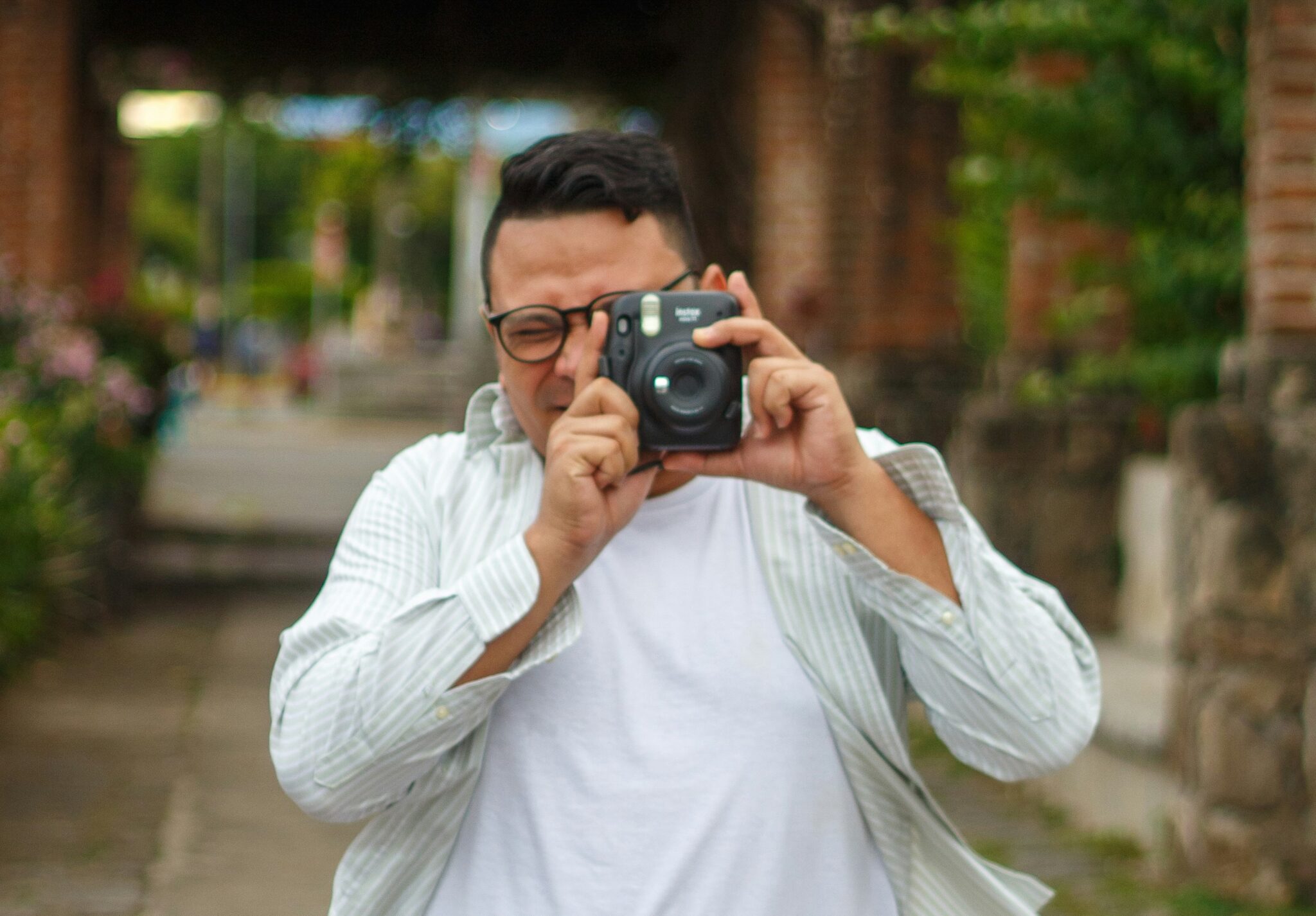 なぜ「チェキ」はエモいのか？撮り直しできない不便さが愛される理由と、味のある撮り方 | PinTo Times